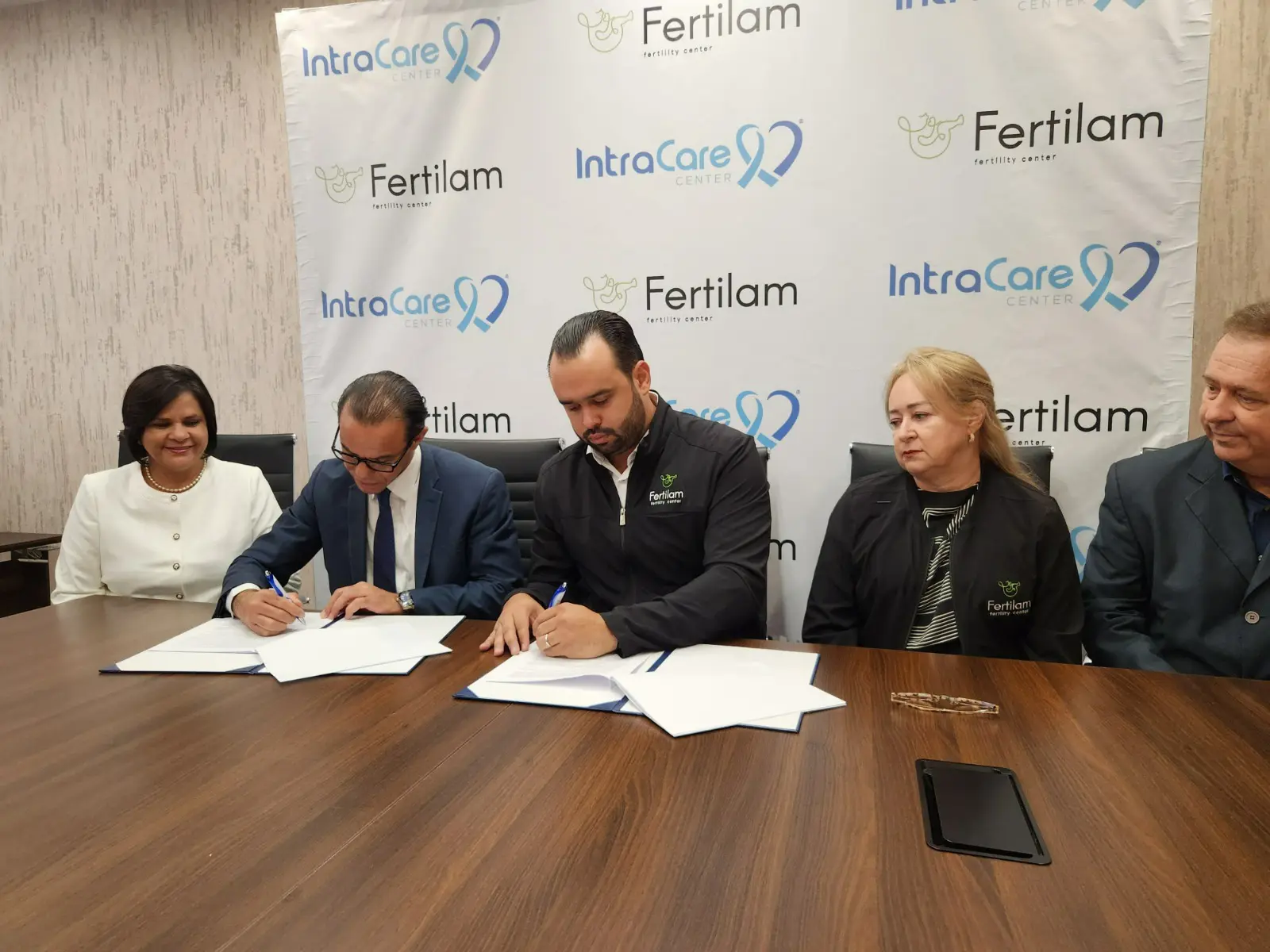 IntraCare Center y Fertilam firman acuerdo