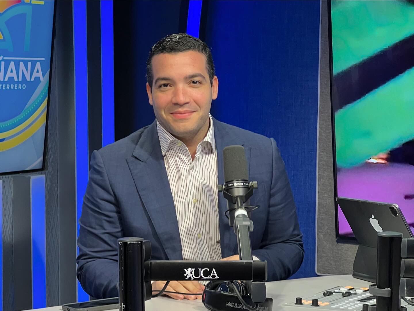 Charlie Mariotti llega al Congreso en motocicleta y envía mensaje