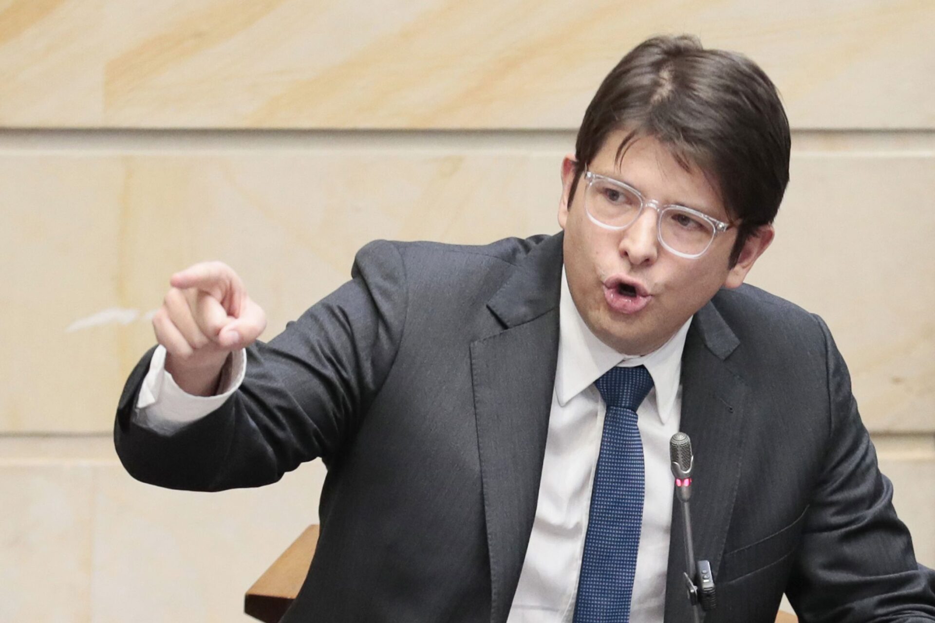 El senador Uribe Turbay sigue "en estado crítico"