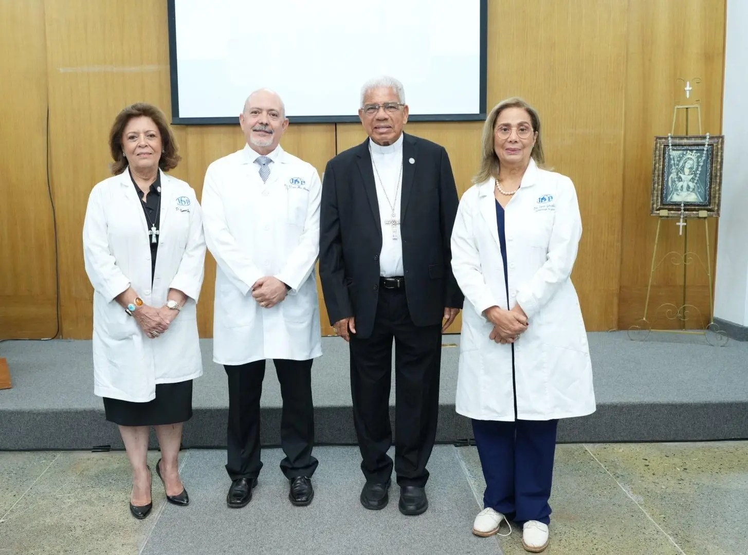 Monseñor Francisco Ozoria visita el Instituto Dermatológico