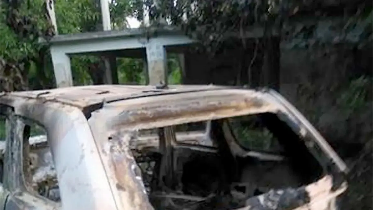 Hallan quemadas tres personas en interior de vehículo