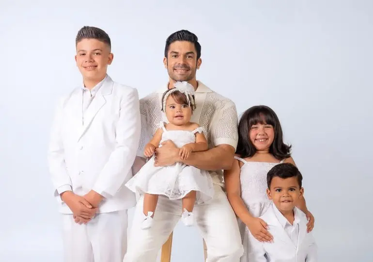 Jerry Rivera causa ternura al posar con sus nietos
