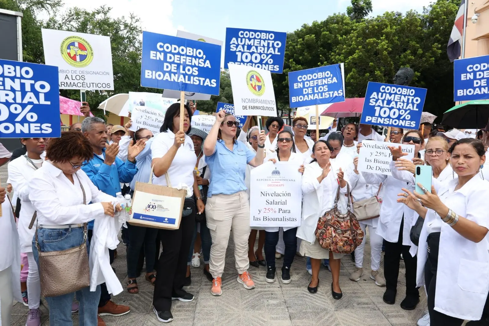 Bioanalistas protestan en demanda de aumento salarial