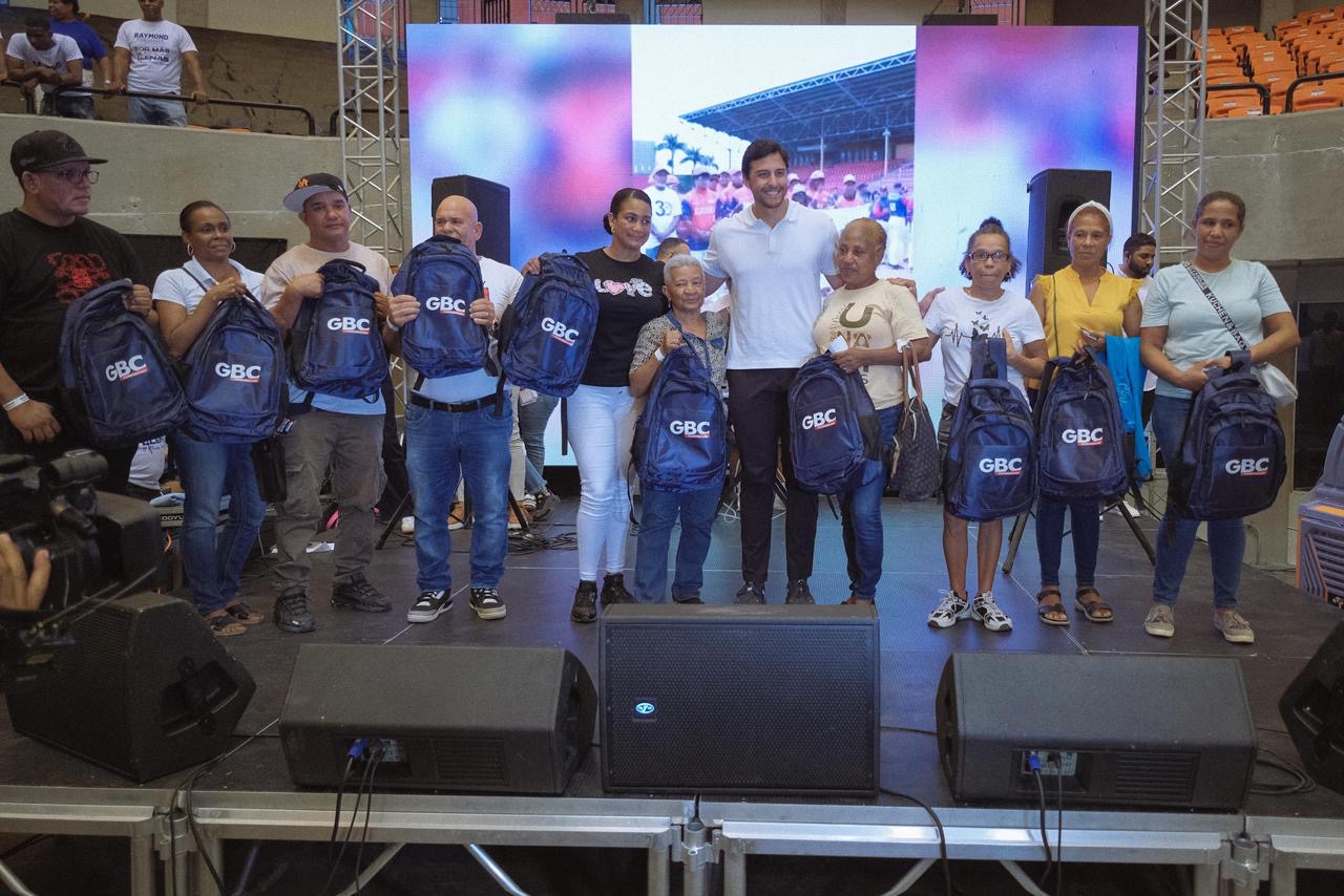 Raymond Rodríguez y Fundación GBC entregan mochilas con útiles ...