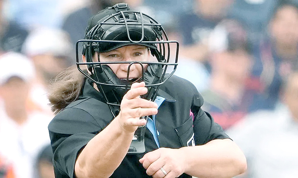 La pionera Jen Pawol hizo más historia como umpire principal ...