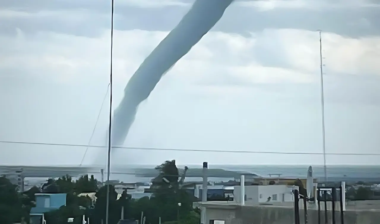 Videos: Tromba marina sorprende frente a La Romana