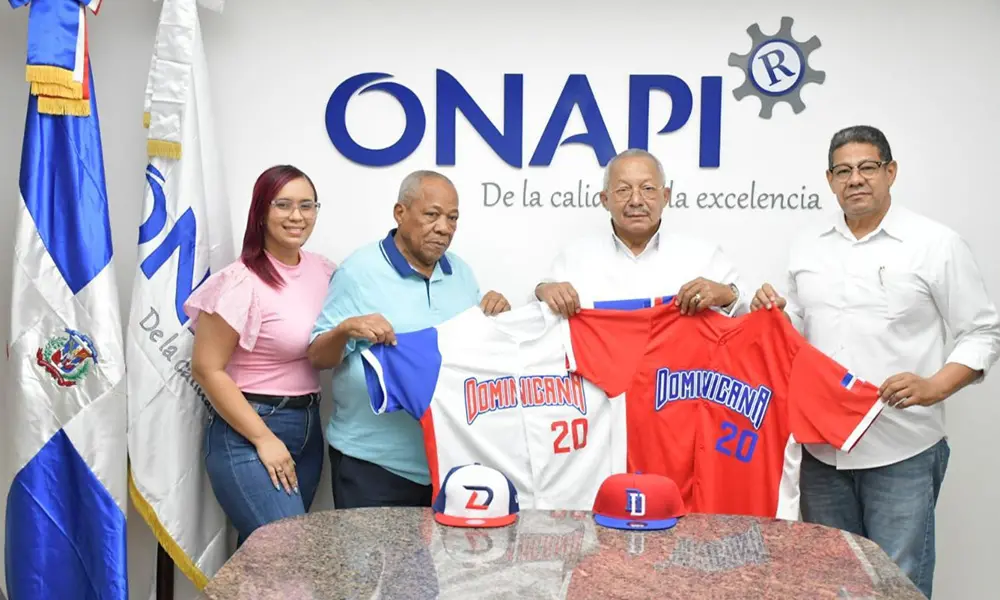 Entregan uniformes a equipo criollo - Periódico elCaribe