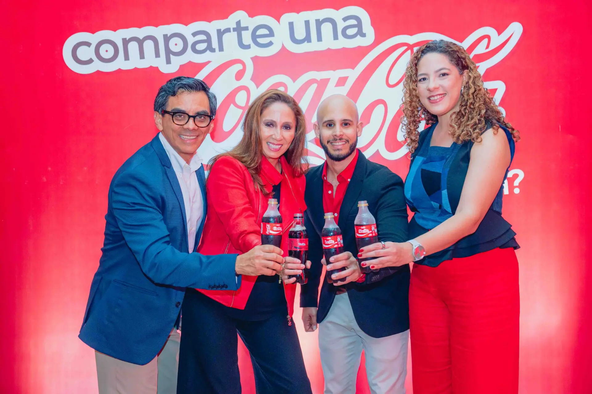 Coca-Cola revive su icónica campaña y celebra 80 años de unión