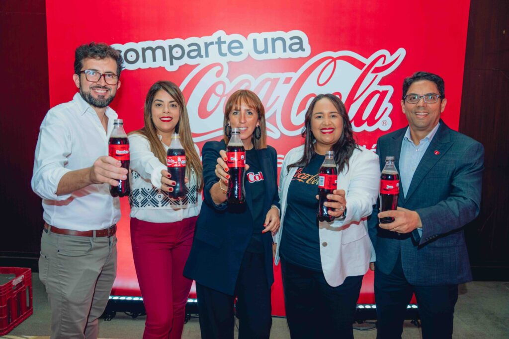 Coca-Cola revive su icónica campaña y celebra 80 años de unión