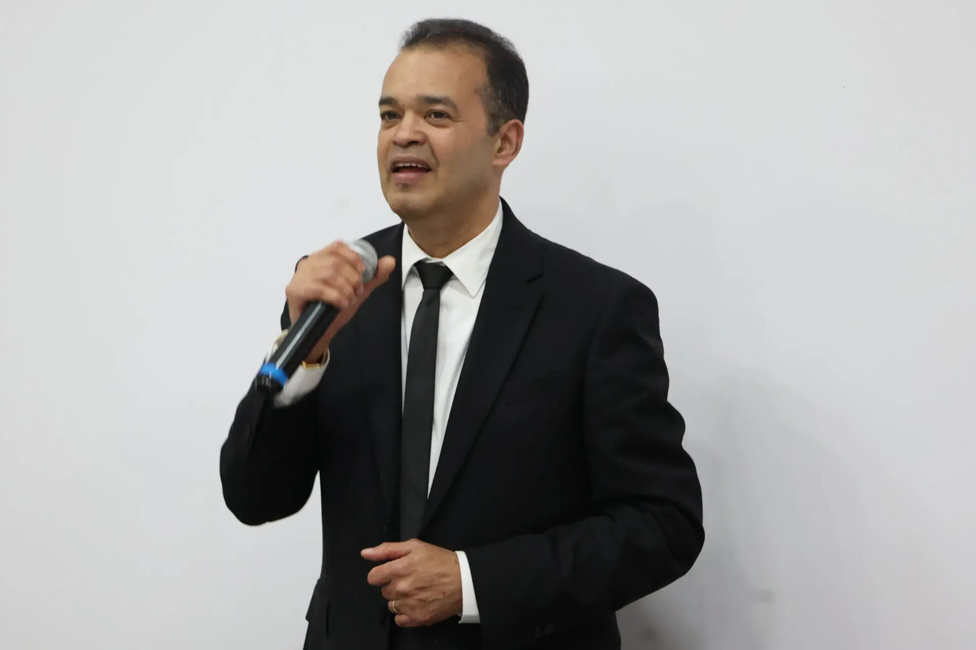 celebra nominación de Alex Bueno a los Latin Grammy