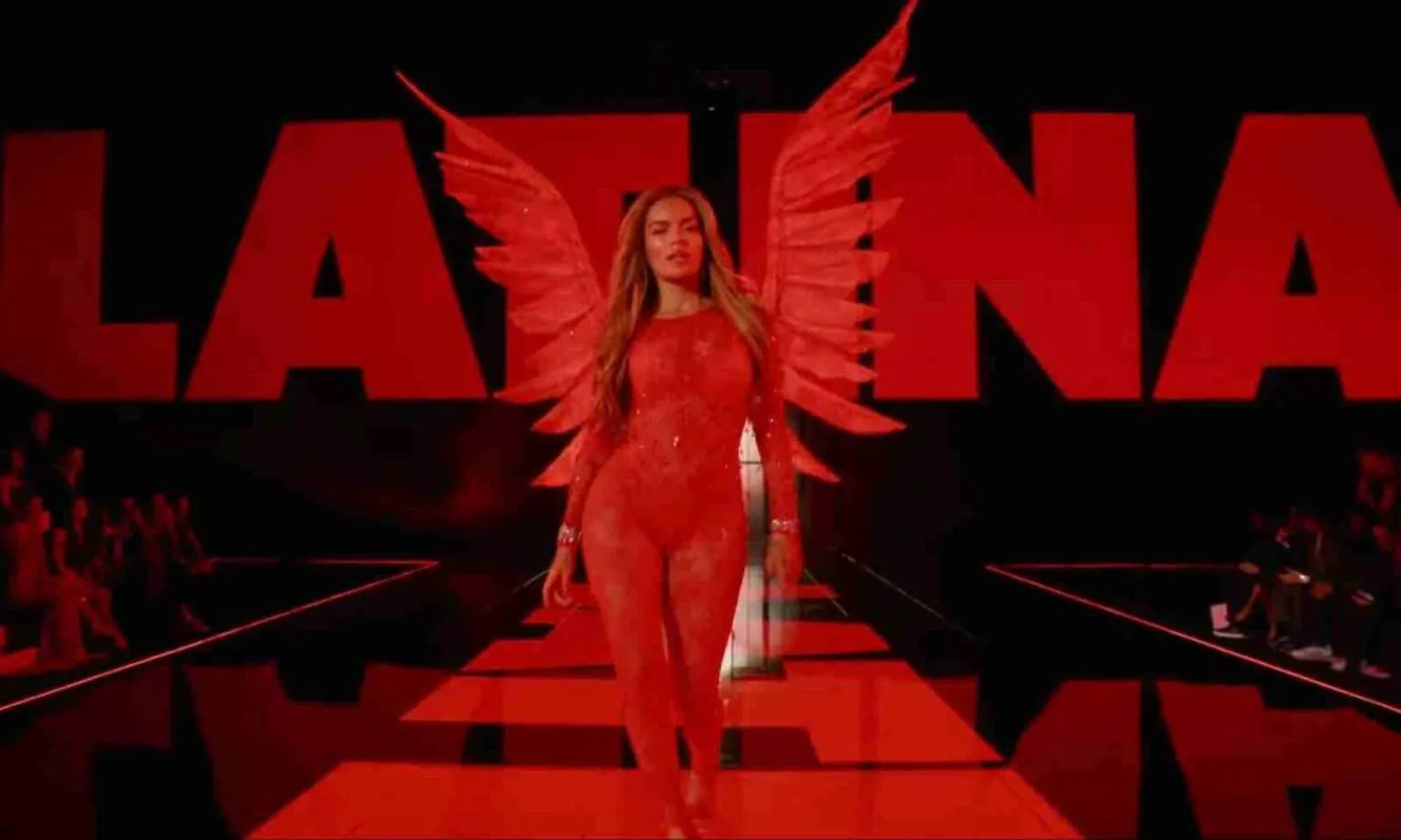 Karol G brilla en Victoria’s Secret y debuta como ángel - Periódico ...